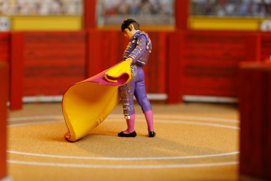 Torero con Capote Malva y Oro - Miniaturas y Juguetes taurinos hechos a ...