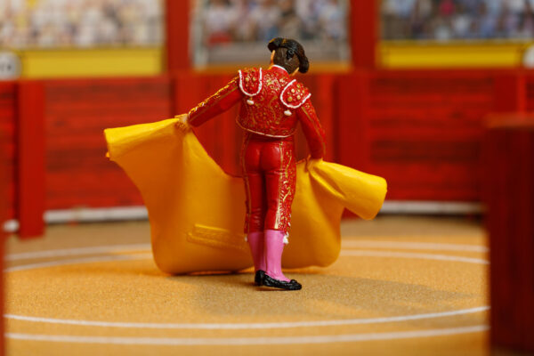 Torero con Capote Rojo Grana y Oro | Juguetes Taurinos | Meskebous ...